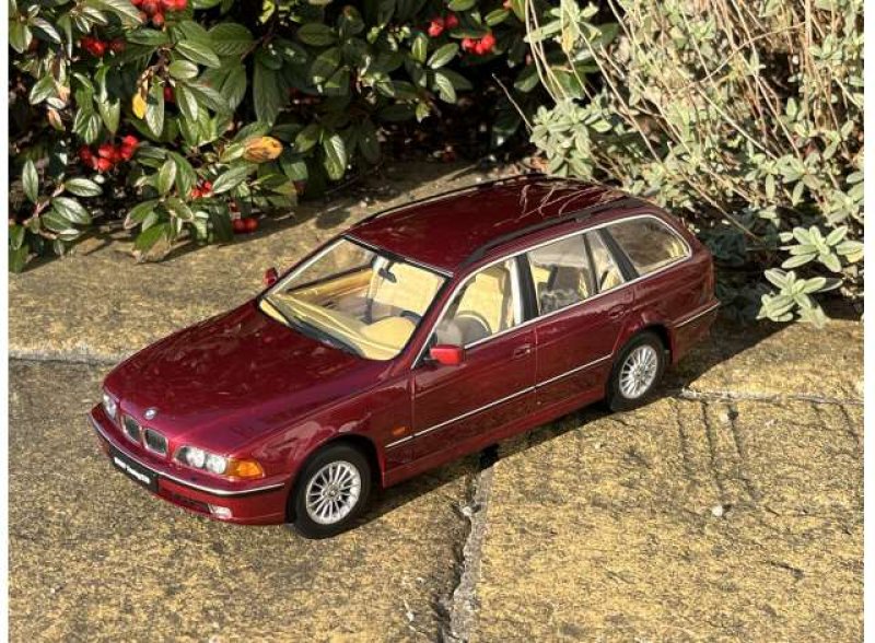 Schaalmodel Bmw 5-series Touring E39, Calypso Red Metallic 1/18